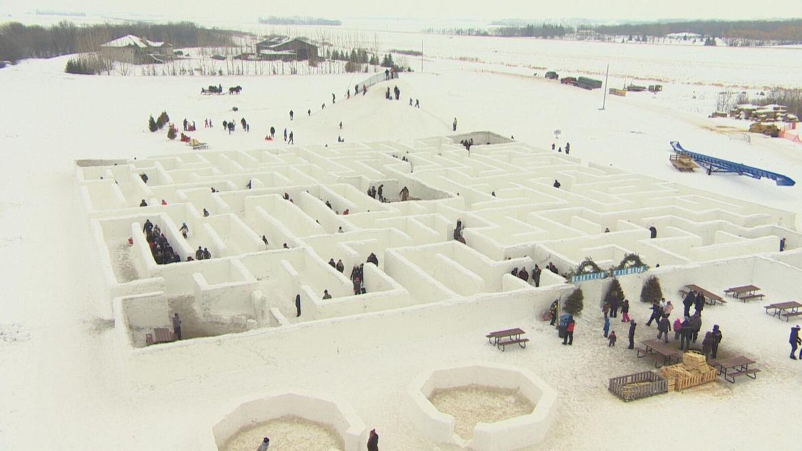 Un film romantique à travers les sentiers du plus grand labyrinthe de ...