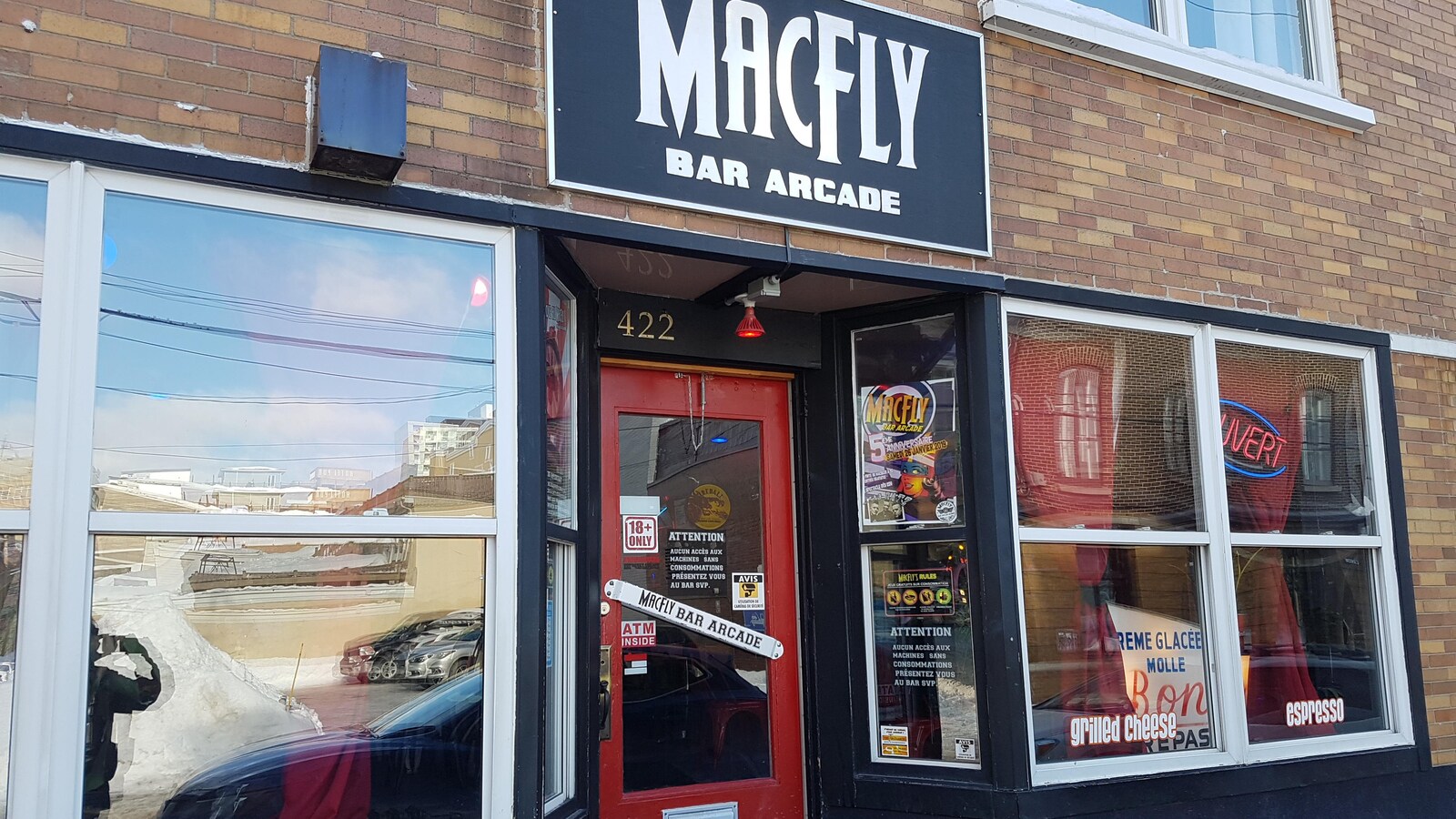 Visé par un nouveau blâme, le bar MacFly s’estime diffamé | ICI Radio ...
