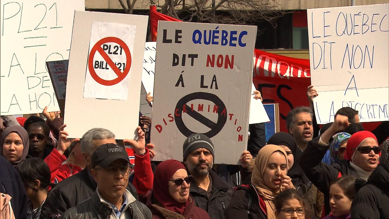Sit-in devant l'Assemblée nationale pour dénoncer le projet de loi 21 ...