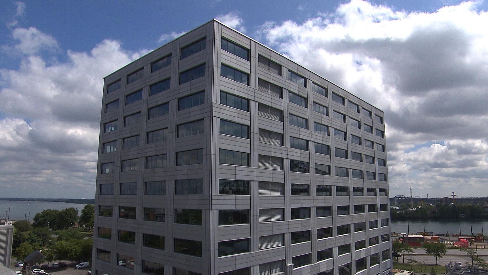 Québec déplacera des employés dans l'Est et pourrait céder deux ...