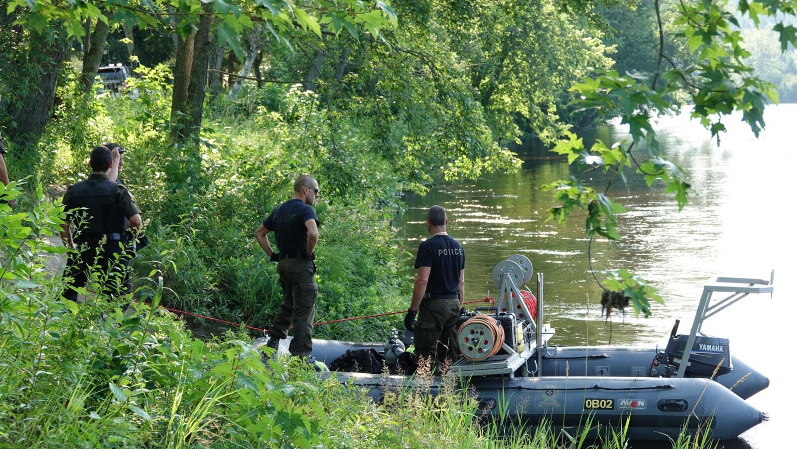 Des plongeurs tentent de retrouver un jeune homme dans la rivière Rouge ...