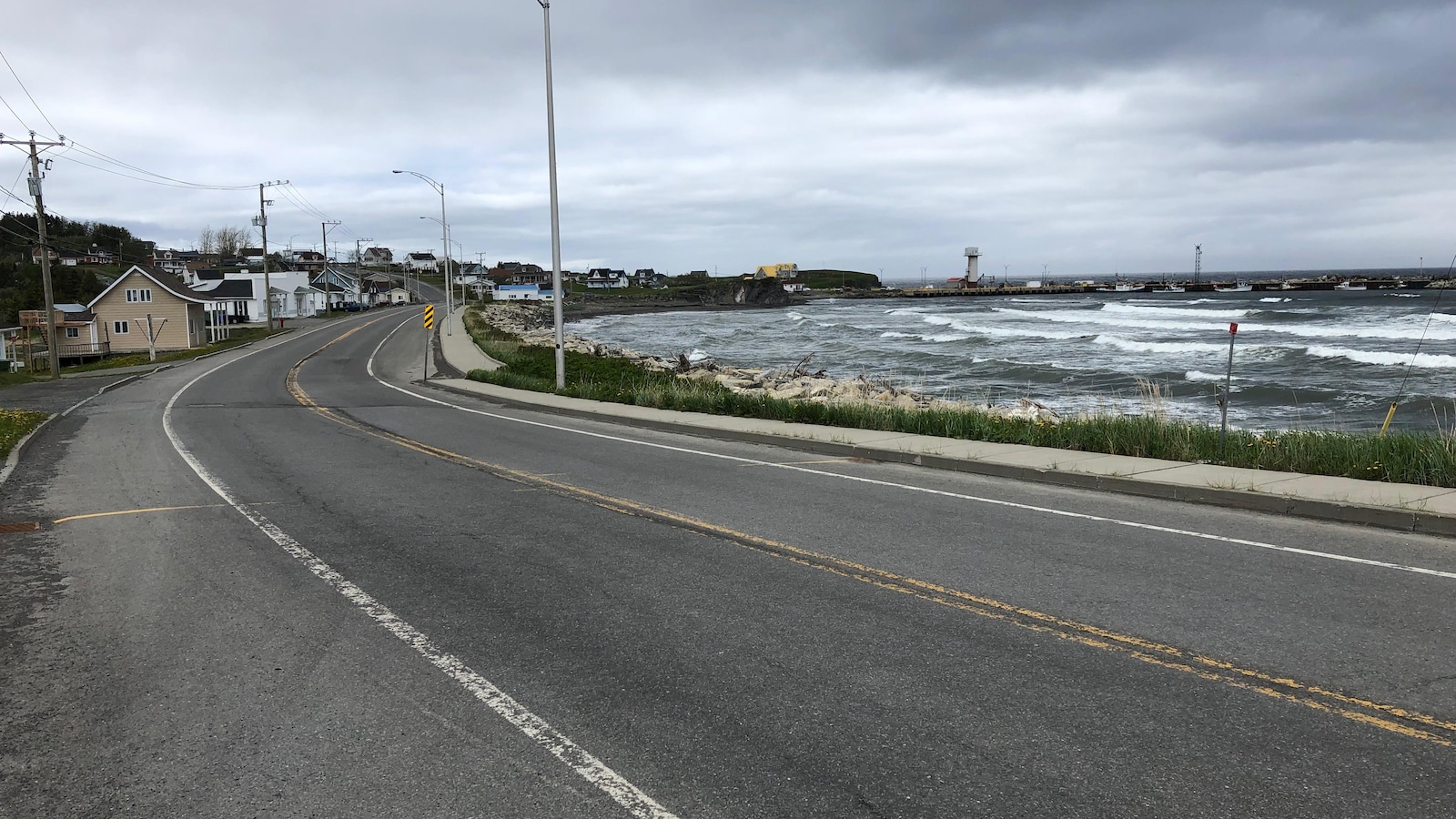 Ottawa et Québec investissent pour protéger la route 132 en Gaspésie ...