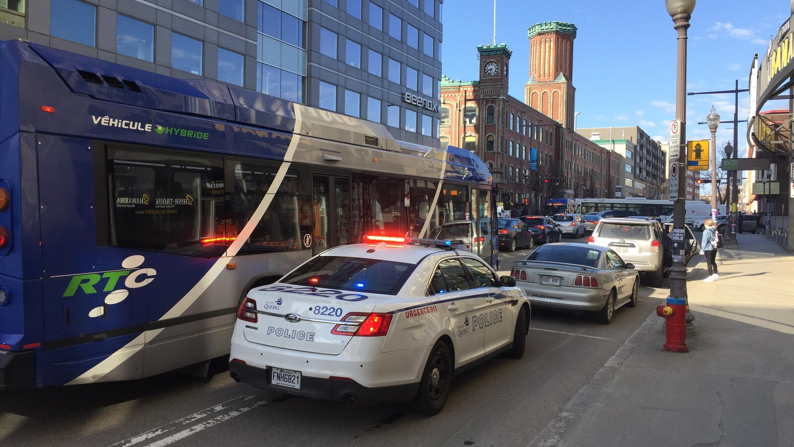 La police de Québec surveille de près les voies réservées | ICI Radio ...