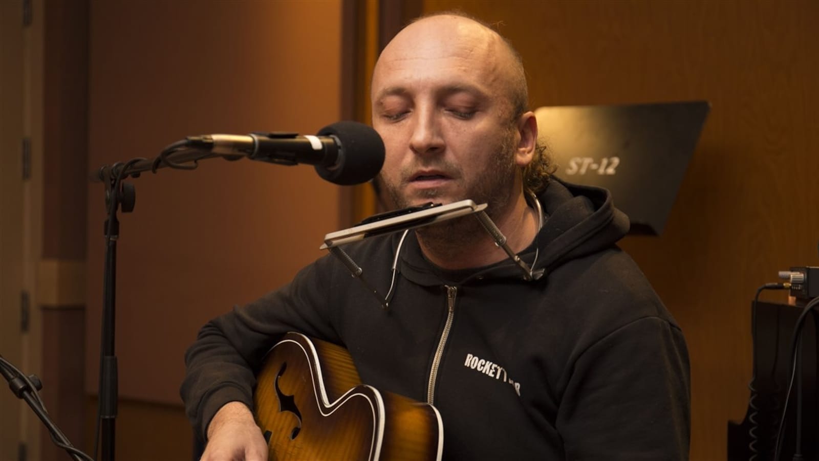 Épuisé, Bernard Adamus annule sa tournée de l'automne | ICI.Radio-Canada.ca