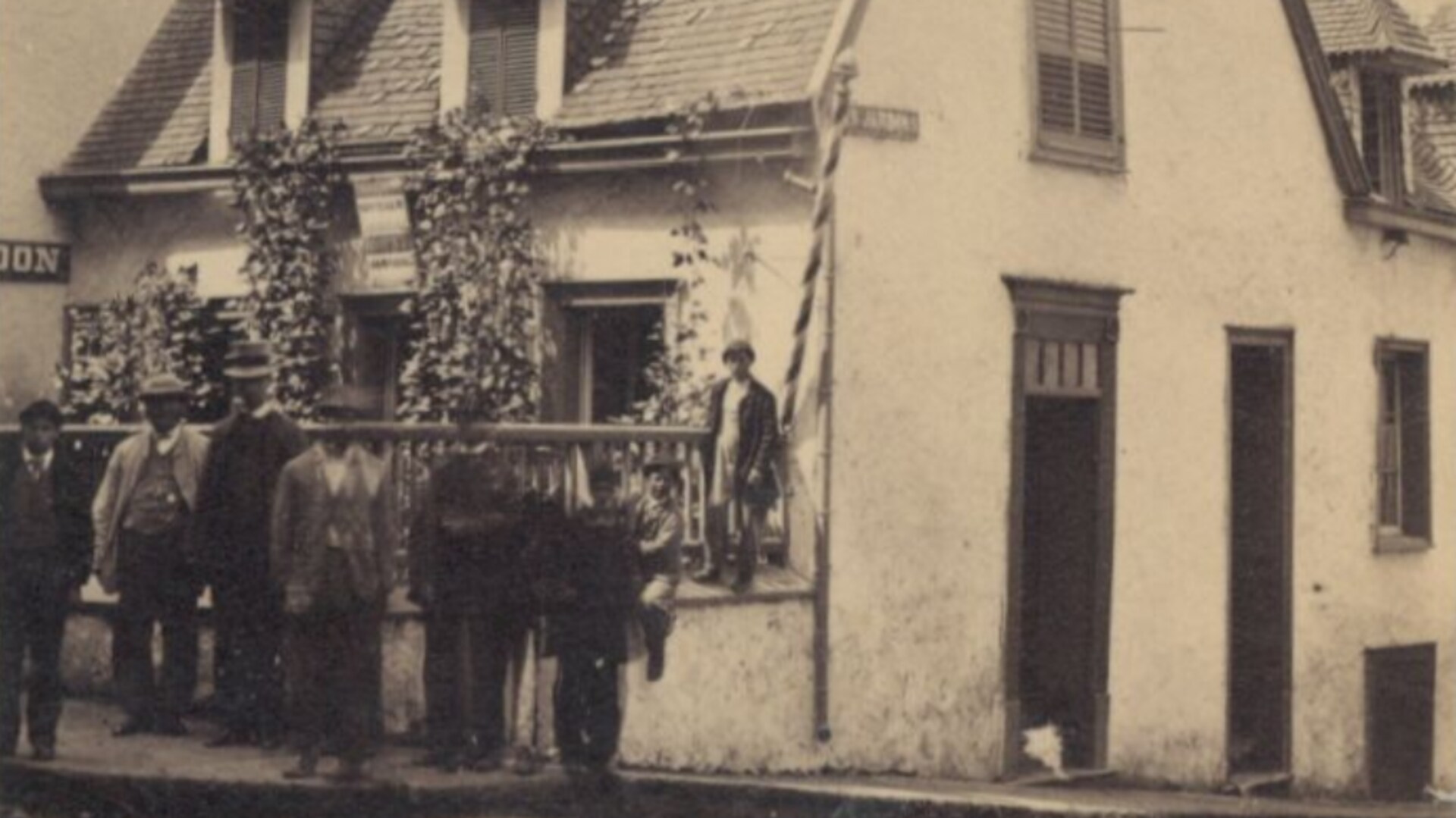 Bienvenue au salon de John Williams, l’étonnant barbier noir de Québec!