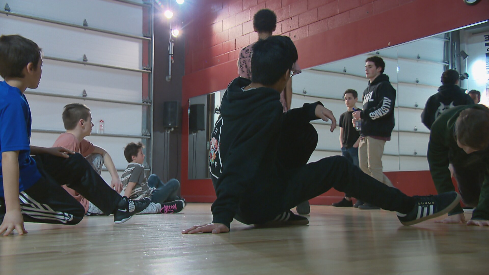 Les jeunes garçons entrent dans la danse | Info | ICI Radio-Canada.ca
