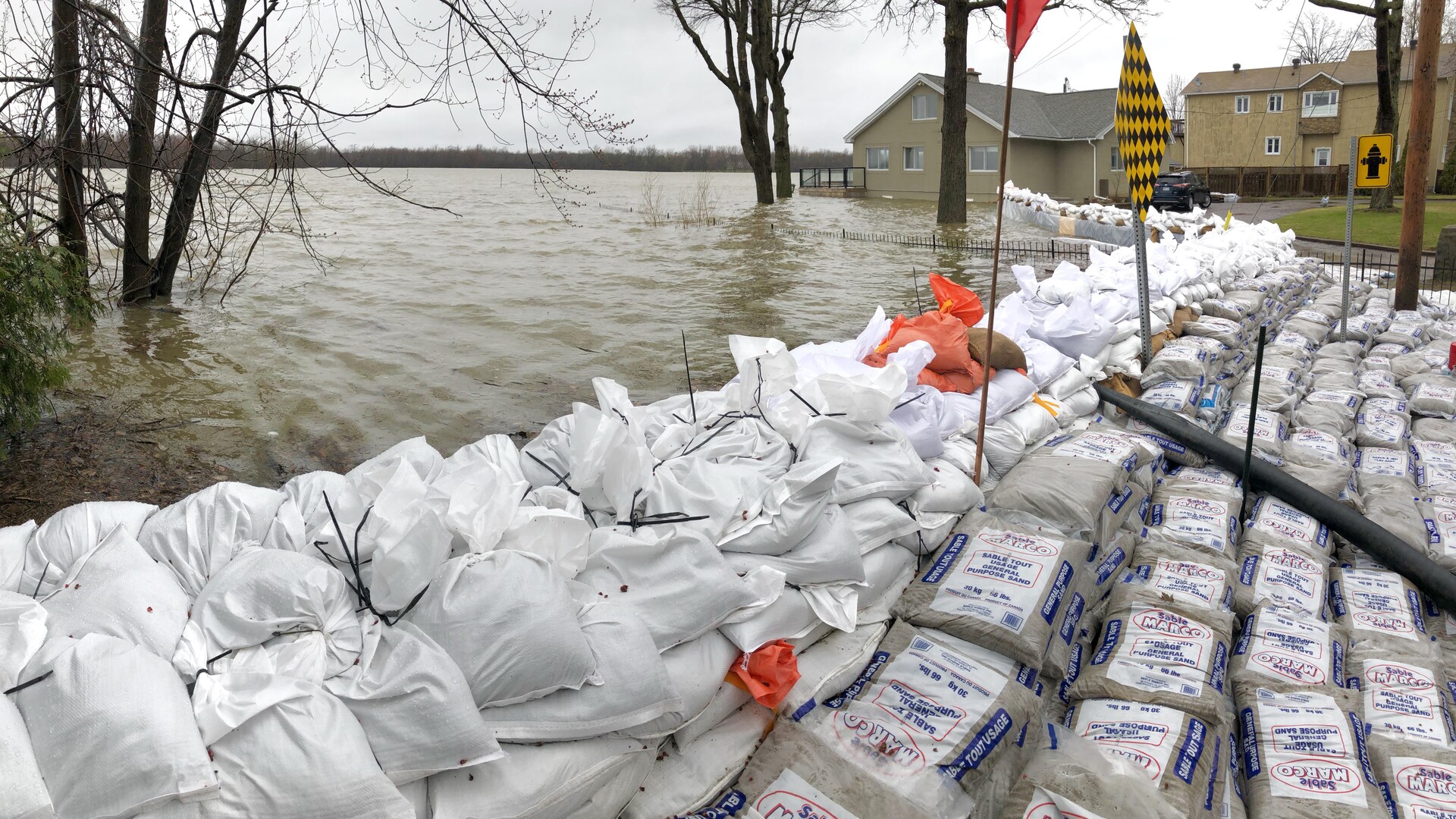 Inondations : à quoi servent les sacs de sable? | Info | ICI Radio ...