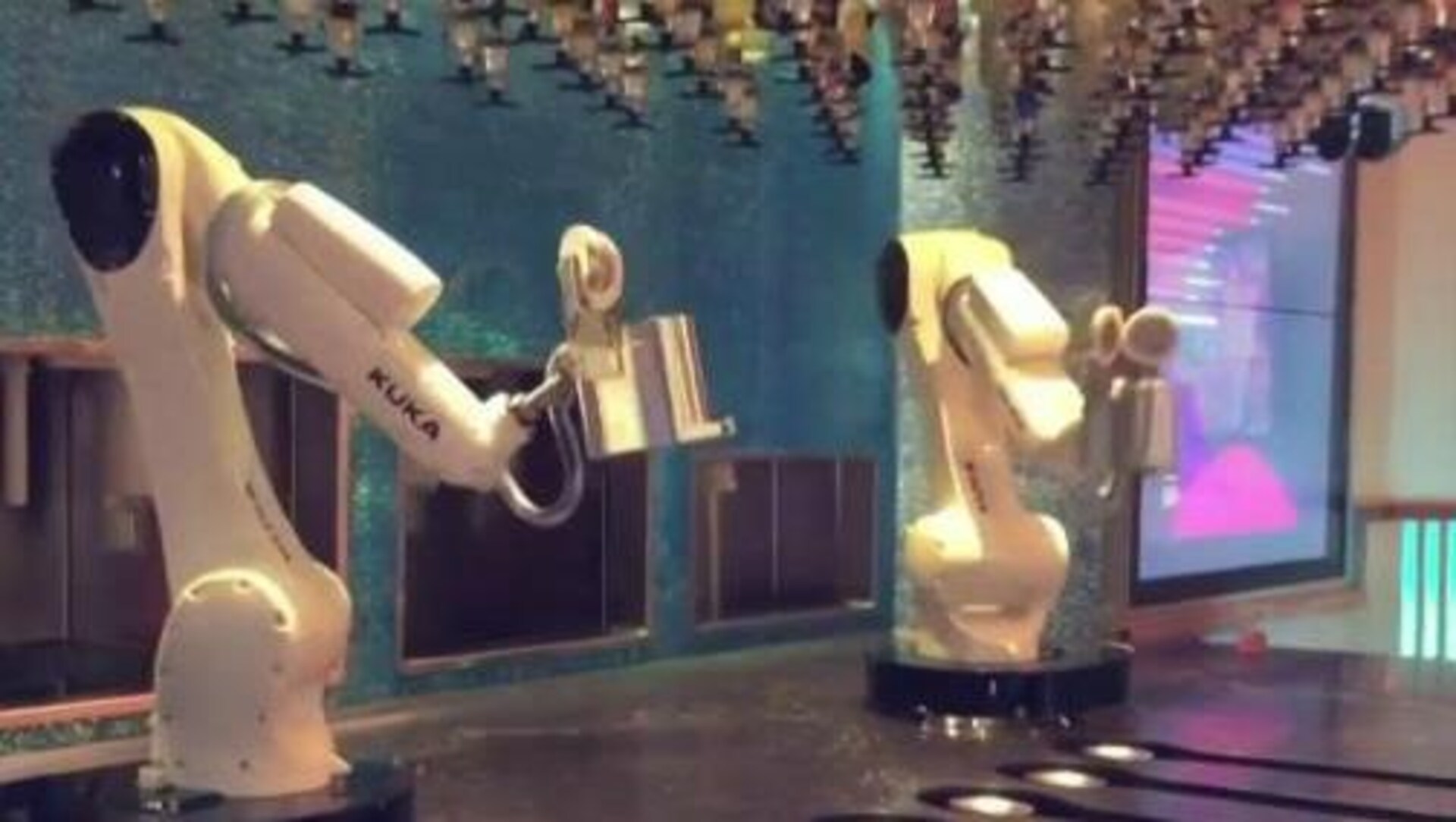 Des robots derrière le bar | Vidéos | ICI Radio-Canada.ca