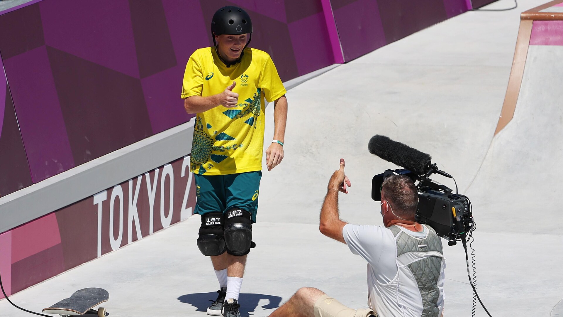 Un Australien fonce sur un caméraman en planche à roulettes | Radio ...