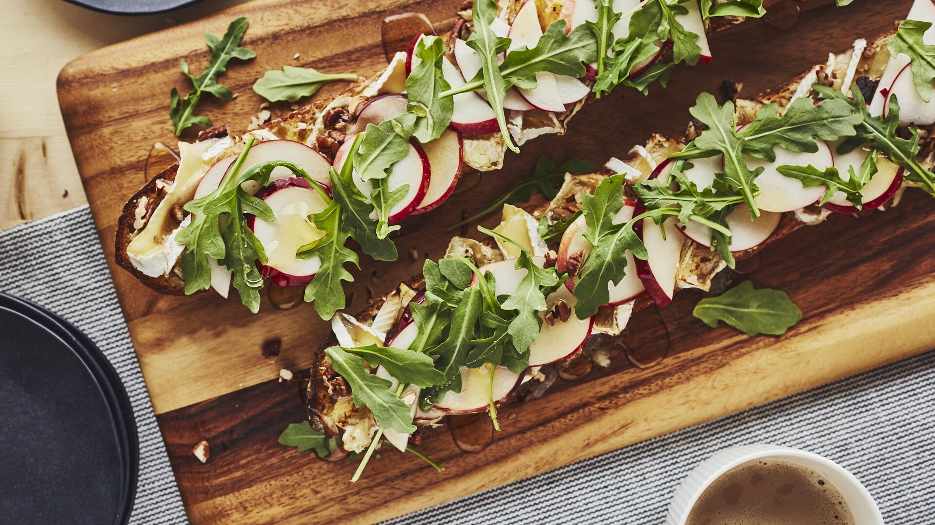 Baguette au fromage, aux pommes et au miel | Mordu