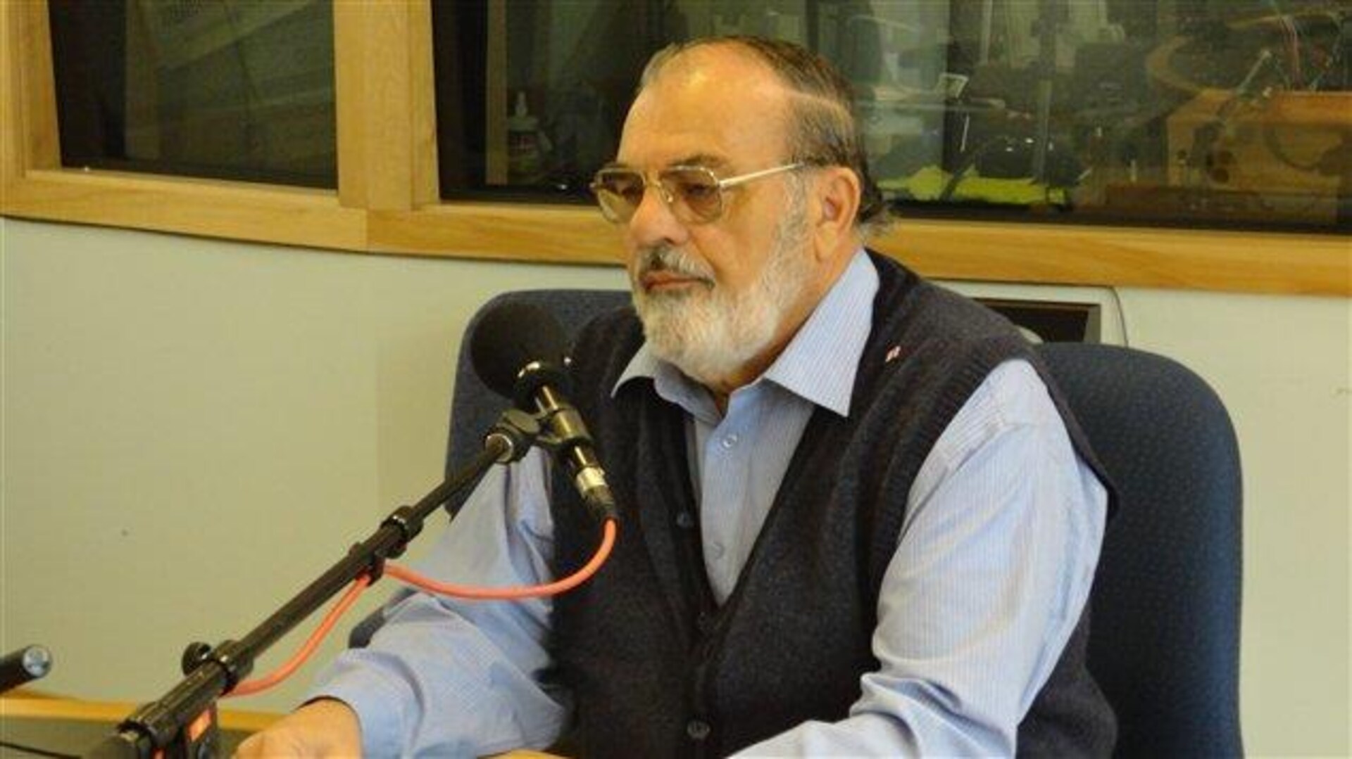 Stéphane Côté recueille les explications de Jean Gaudet, président de ...