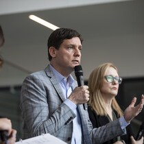 Le gouvernement de Mark Carney abolit la taxe carbone | OHdio | Radio ...