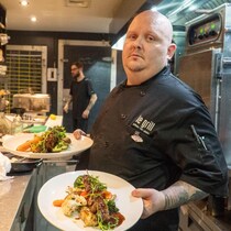Un apprenti chef de 11 ans entre dans la cuisine du Grill | OHdio ...