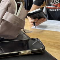 Le cellulaire bientôt interdit dans les écoles du Québec | OHdio ...