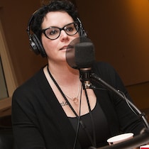 Anne-Marie Beaudoin-Bégin au micro de Catherine Perrin