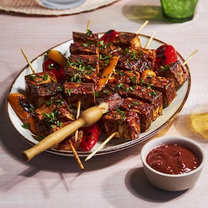 Brochettes de tofu à la sauce barbecue aux canneberges | Mordu