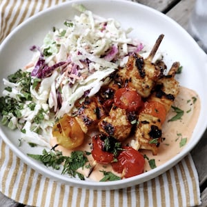 Brochettes de tofu express à la sauce BBQ épicée | Mordu