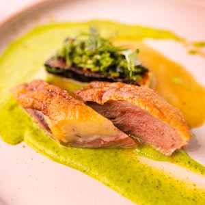 Canette cuite sur coffre, pavé et purée de courgettes, jus de viande ...