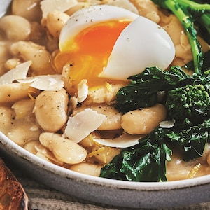 Haricots blancs au bouillon cuits au four et œufs mollets | Mordu