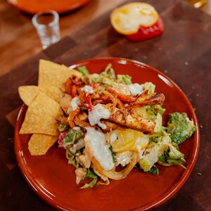 Salade de fajitas au tofu et sauce chipotle | Mordu