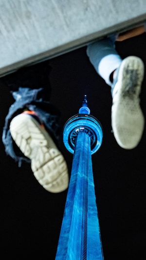 Drake sort l'artillerie lourde et lance 43 chansons | En bref | Radio ...