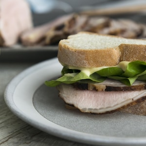 Rôti de porc froid et mayonnaise à l'ail rôti | Mordu