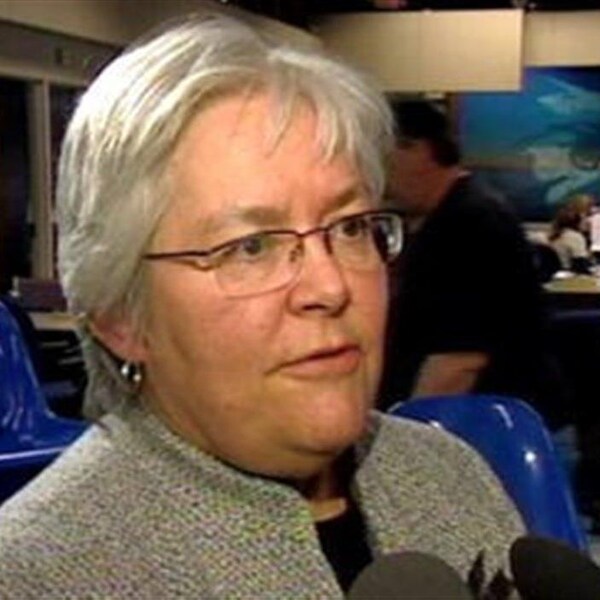 Stéphane Côté recueille les explications de Louise Imbeault, du Musée ...