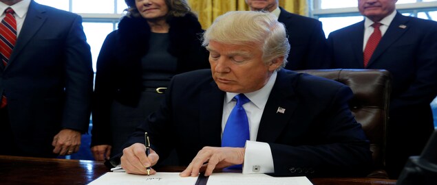 Trump envisage de signer un nouveau décret sur l'immigration | Radio-Canada