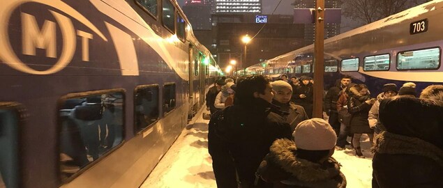 Trains de banlieue en retard, passagers exaspérés | Radio-Canada