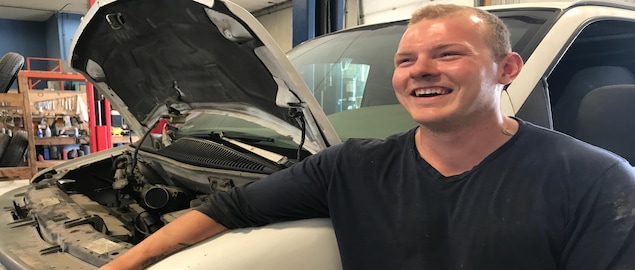 Après trois surdoses aux opioïdes, Tyler Charrière veut aider les ...