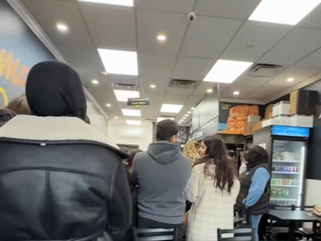 Le « shawarma croustillant » s’empare de TikTok | En bref | Radio-Canada