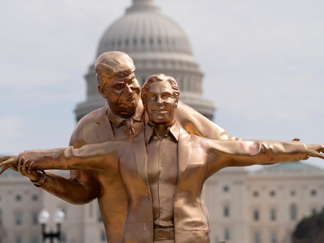 Une statue de Trump et Epstein à Washington devient virale | En bref ...
