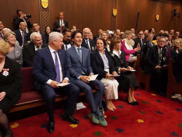 Les Adidas de Trudeau au discours du roi font réagir | Brève | Radio-Canada