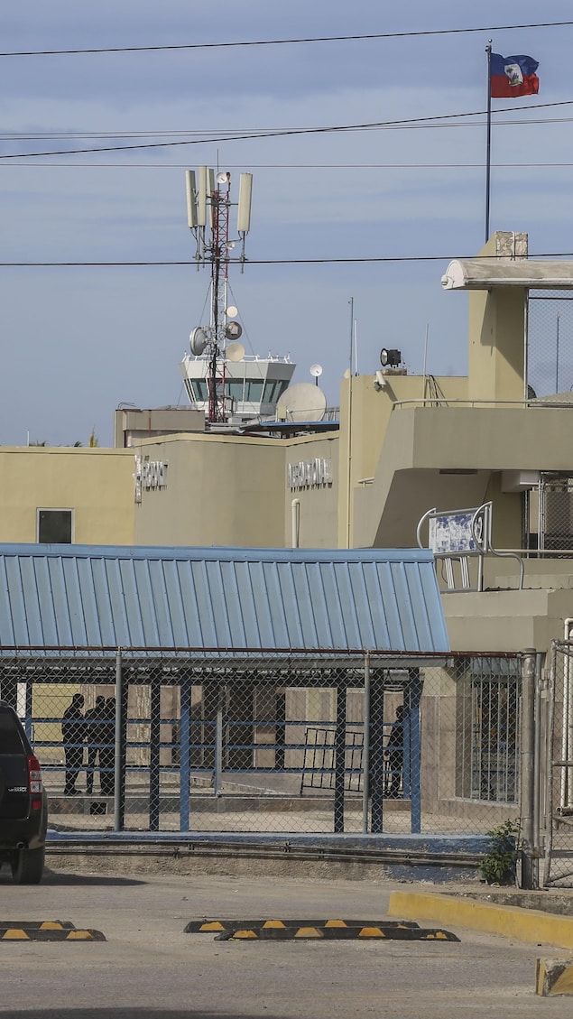 Air Transat suspend ses vols pour Haïti après des tirs | Brève | Radio-Canada