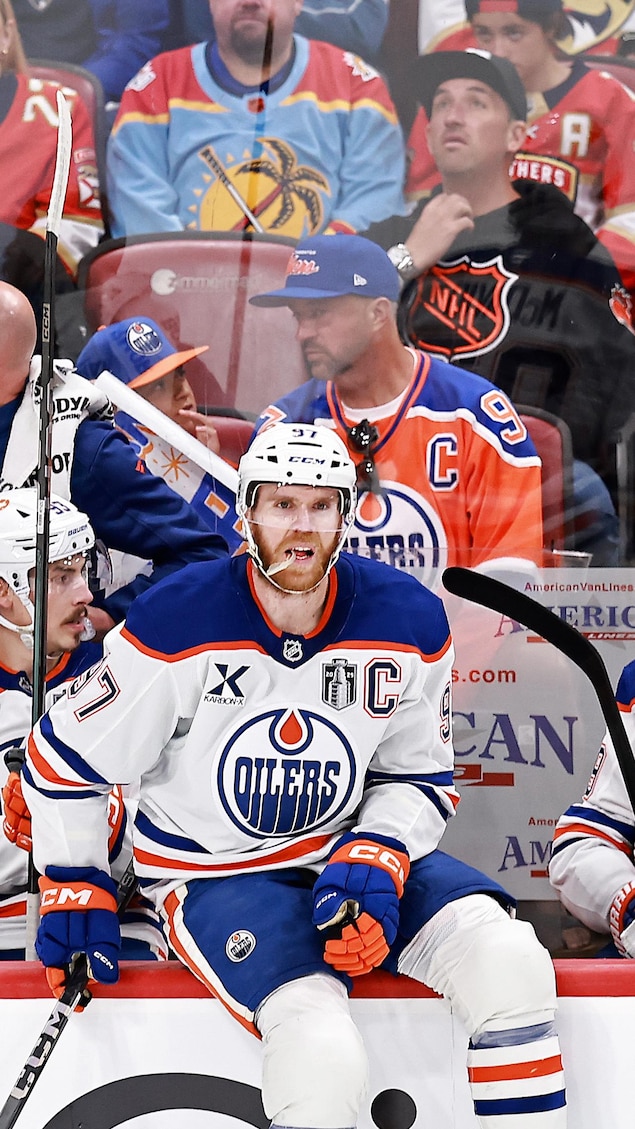 Connor McDavid reste à Edmonton, sans augmenter son salaire | Brève | Radio-Canada