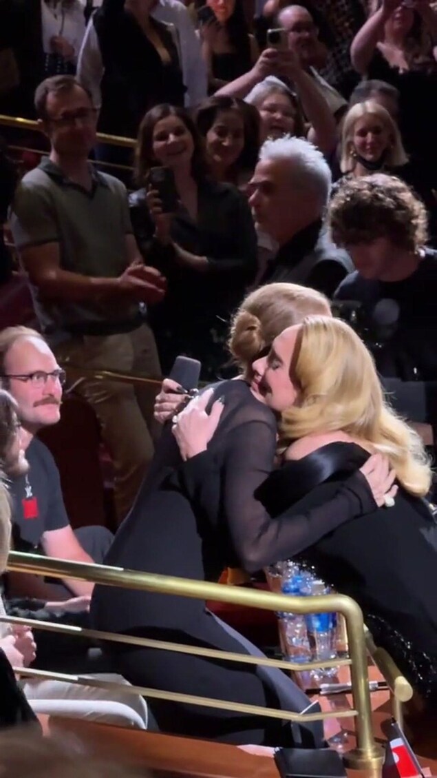 Moment magique entre Céline Dion et Adele à Las Vegas | Brève | Radio-Canada