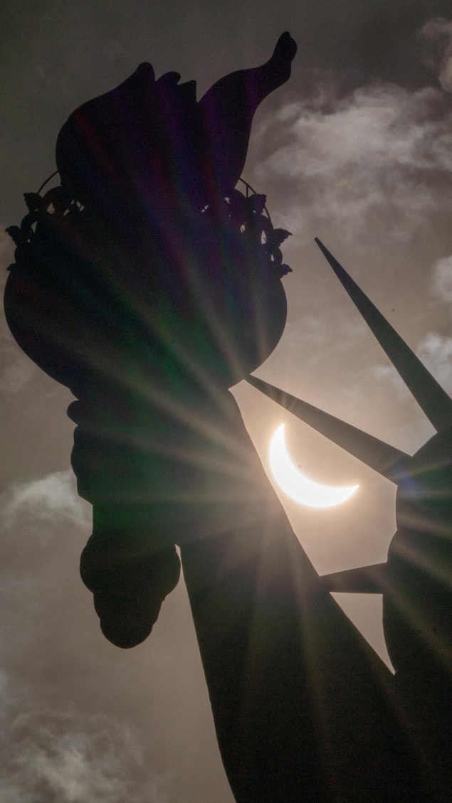 10 photos spectaculaires de l’éclipse solaire | Brève | Radio-Canada