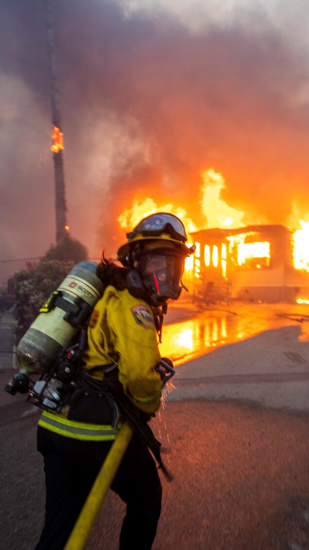 10 photos au cœur des feux à Los Angeles | Brève | Radio-Canada