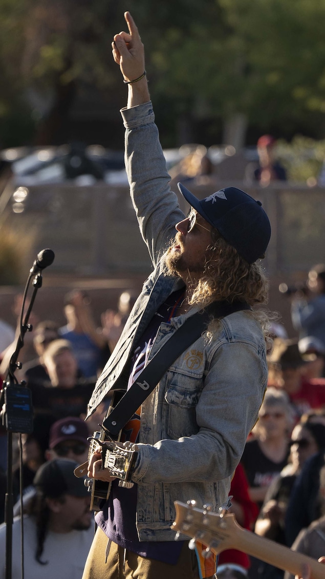 La tournée d’un chanteur MAGA au Canada fait polémique | Brève | Radio-Canada