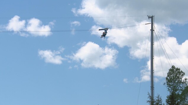 Nouveau manège en hauteur au canyon Sainte-Anne | Radio-Canada