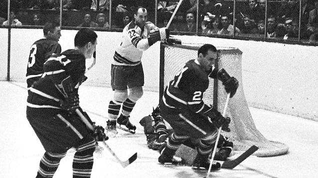 Bobby Baun, qui a gagné la coupe Stanley avec les Leafs dans les années ...