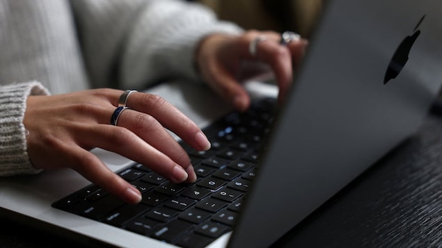 Amazon Web Services outage hits several major apps, websites | Radio ...