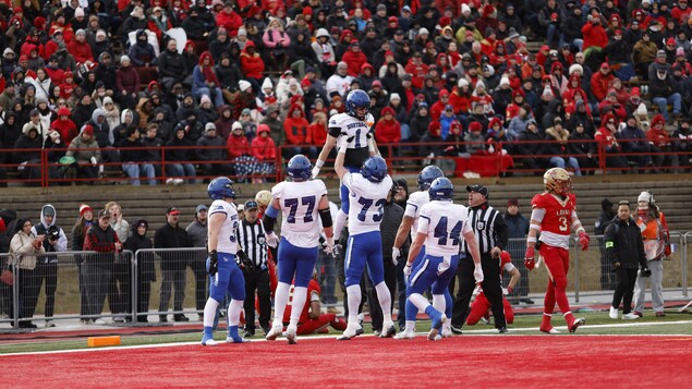 Les Carabins arrachent la Coupe Jacques-Dussault au Rouge et Or | Radio ...