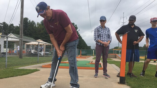 La vedette du mini-putt Carl Carmoni à Trois-Rivières | Radio-Canada