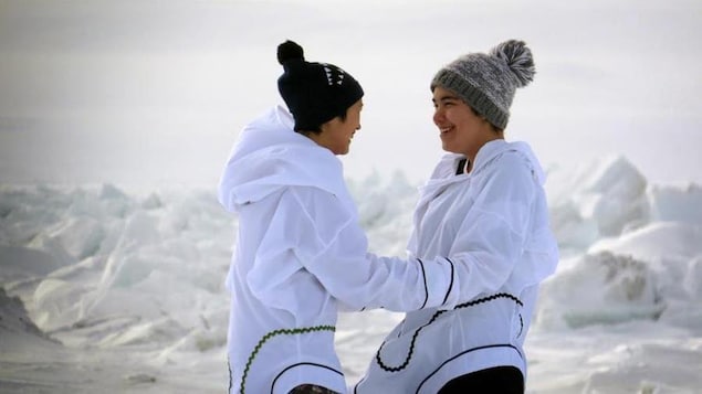 Un court-métrage sur les chants de gorge mène deux jeunes Inuit à ...