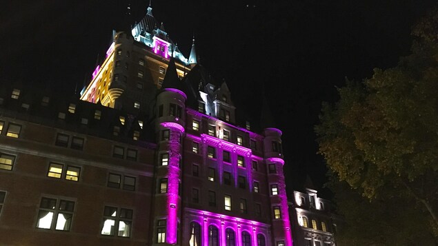 Des dizaines de bâtiments de Québec illuminés en rose | Radio-Canada.ca