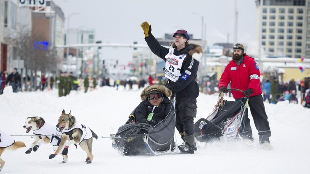 Coup de sifflet de départ pour la course de chiens de traîneaux ...