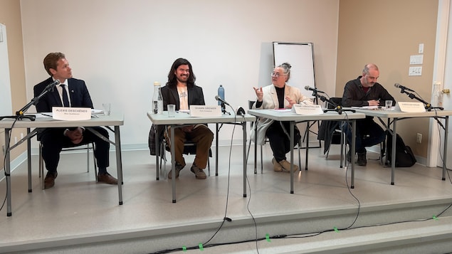 Vifs échanges au débat de Sainte-Anne-des-Monts | Radio-Canada