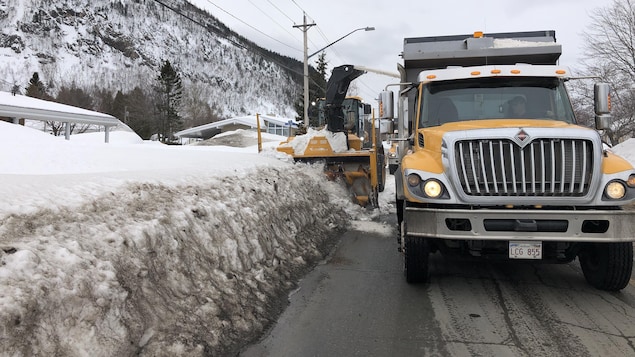 Les équipes de déneigement travaillent sans relâche dans le nord du N ...