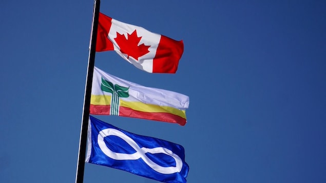 Le drapeau franco-manitobain flotte sur la province | Radio-Canada